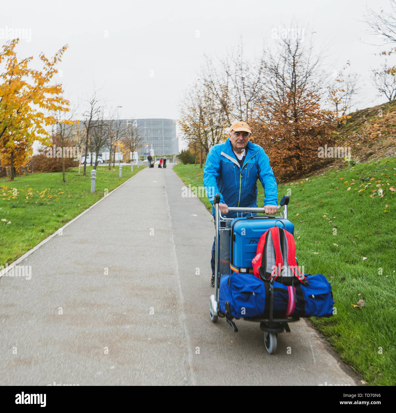 Man pushing trolley in airport hi-res stock photography and images - Alamy