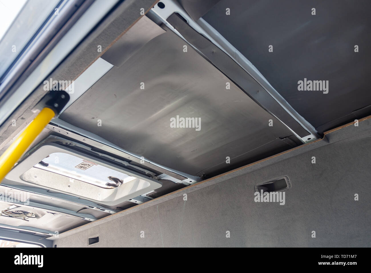 Tuning the car in a van bus body with three layers of noise insulation ...