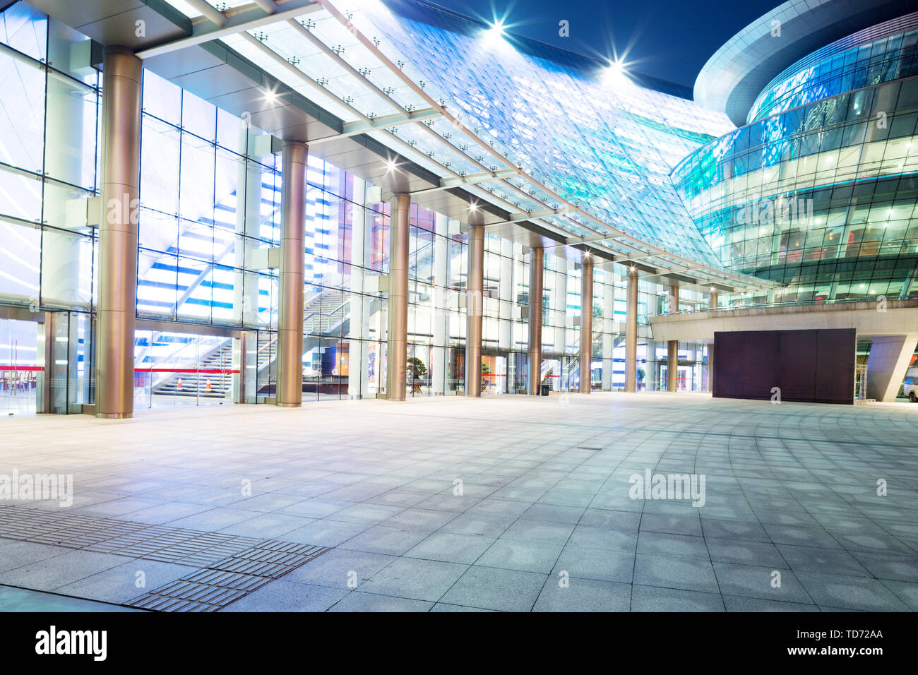 Modern office building exterior Stock Photo - Alamy