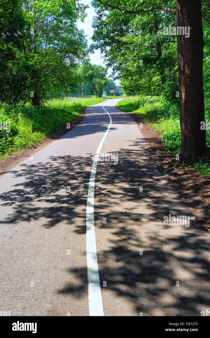 Straight path through city hi-res stock photography and images - Alamy