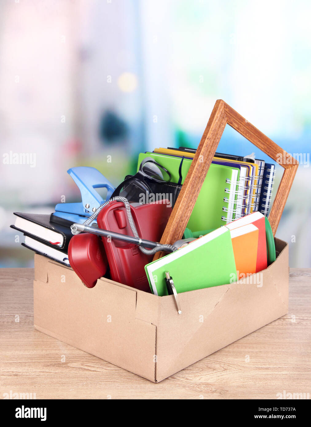 Personal property in carton on office desk Stock Photo - Alamy