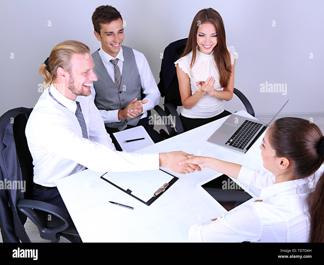 Group of business people having meeting together Stock Photo - Alamy