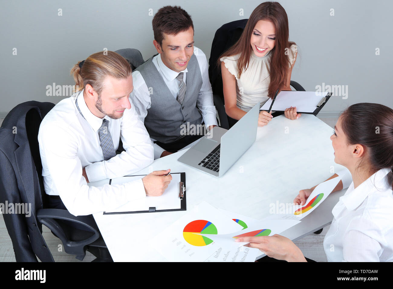 Group of business people having meeting together Stock Photo - Alamy