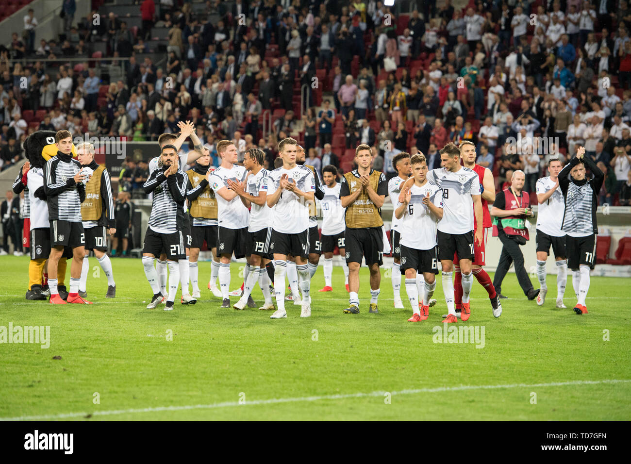 Cheers and applause football hi-res stock photography and images - Alamy