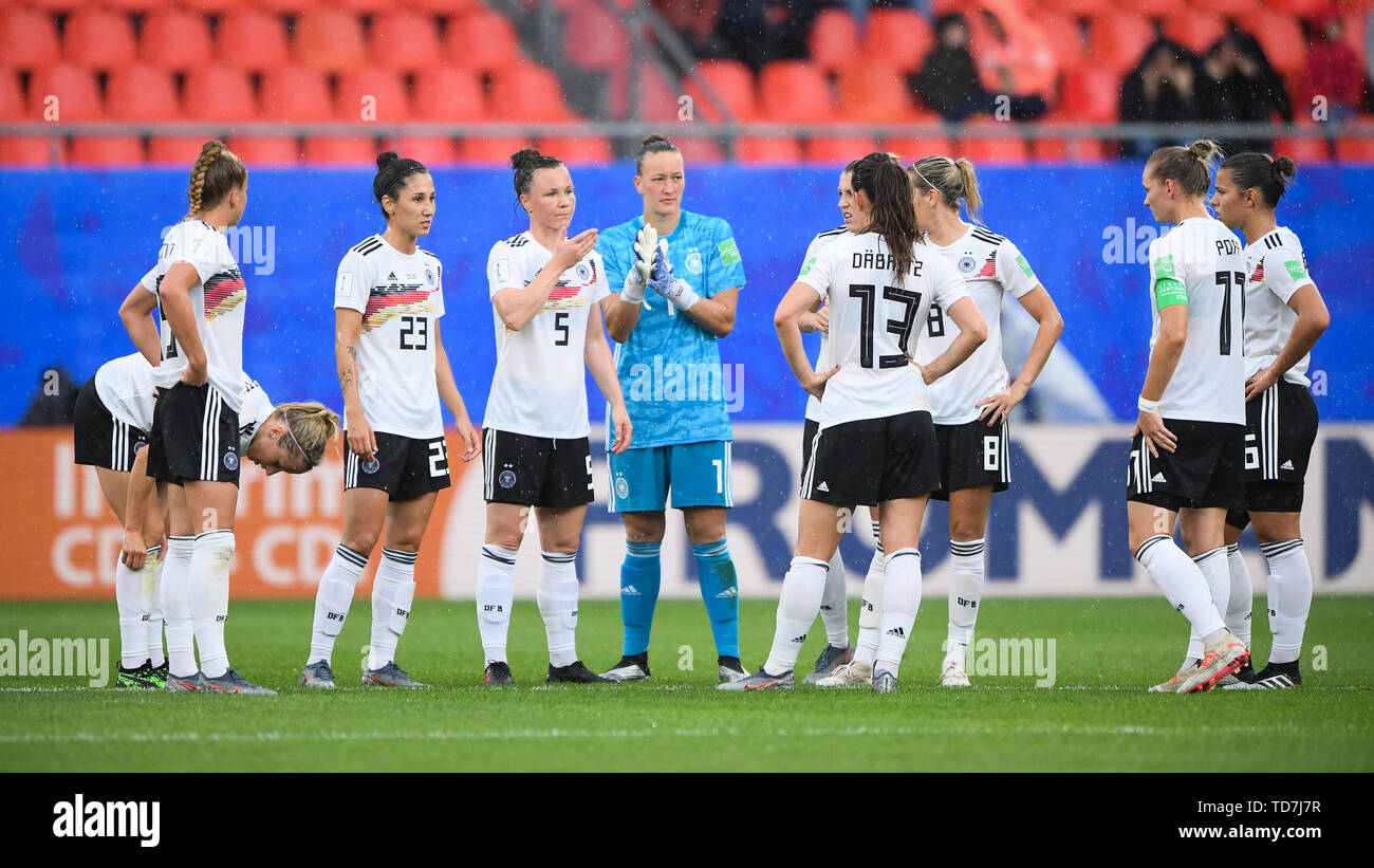 Valenciennes, France. 12th June, 2019. Discussions in the German Team ...