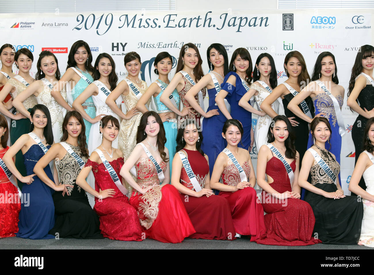 Contestants beauty pageant pose news hi-res stock photography and ...