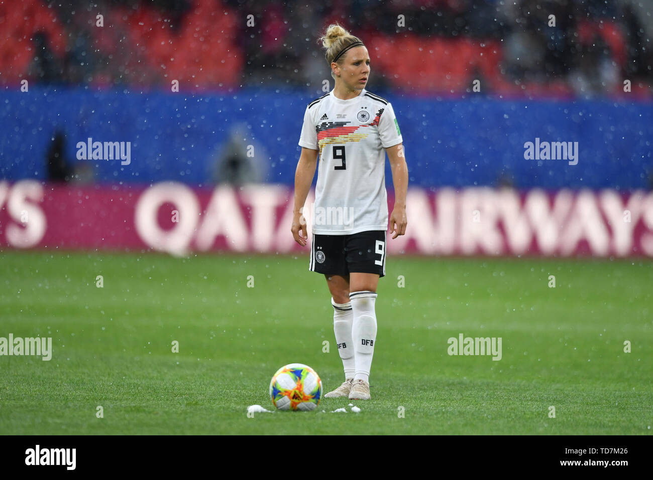 Free kick women hi-res stock photography and images - Alamy