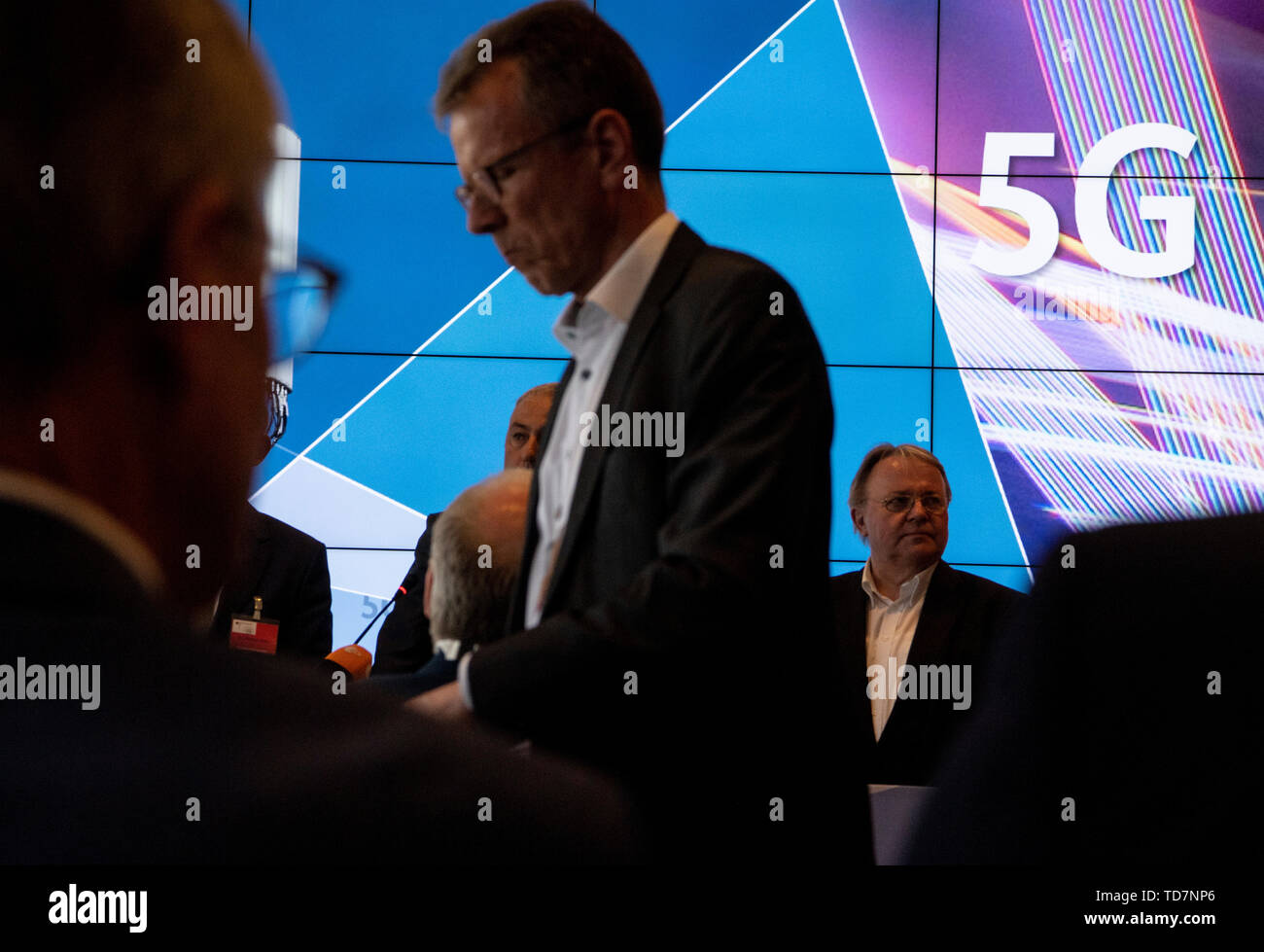 5g frequency hi-res stock photography and images - Alamy