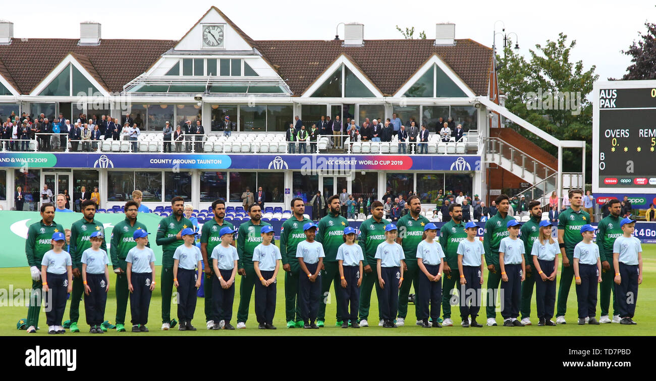 Cricket team line up hi-res stock photography and images - Alamy
