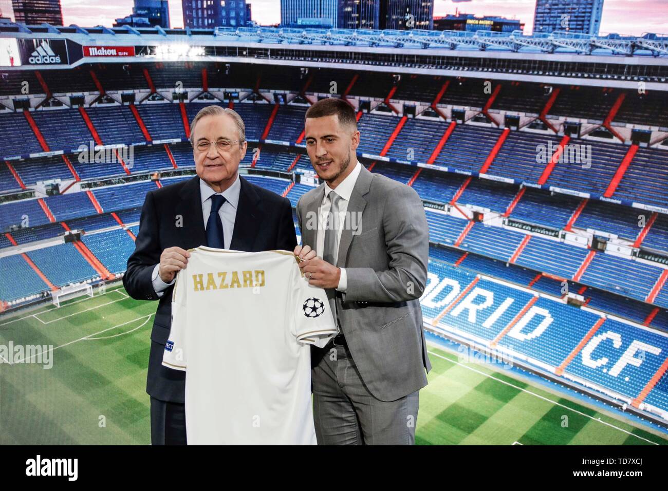 Eden hazard real madrid signing hi-res stock photography and images - Alamy