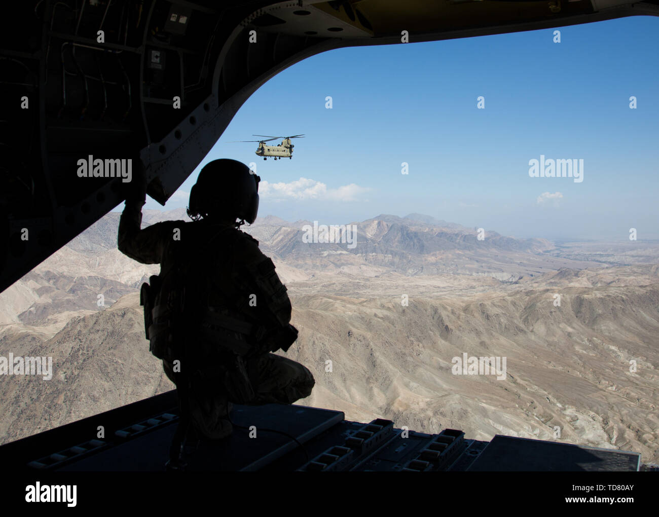 Dahlke, Afghanistan. 16th Oct, 2018. A Chinook CH-47 Crew Chief keeps ...
