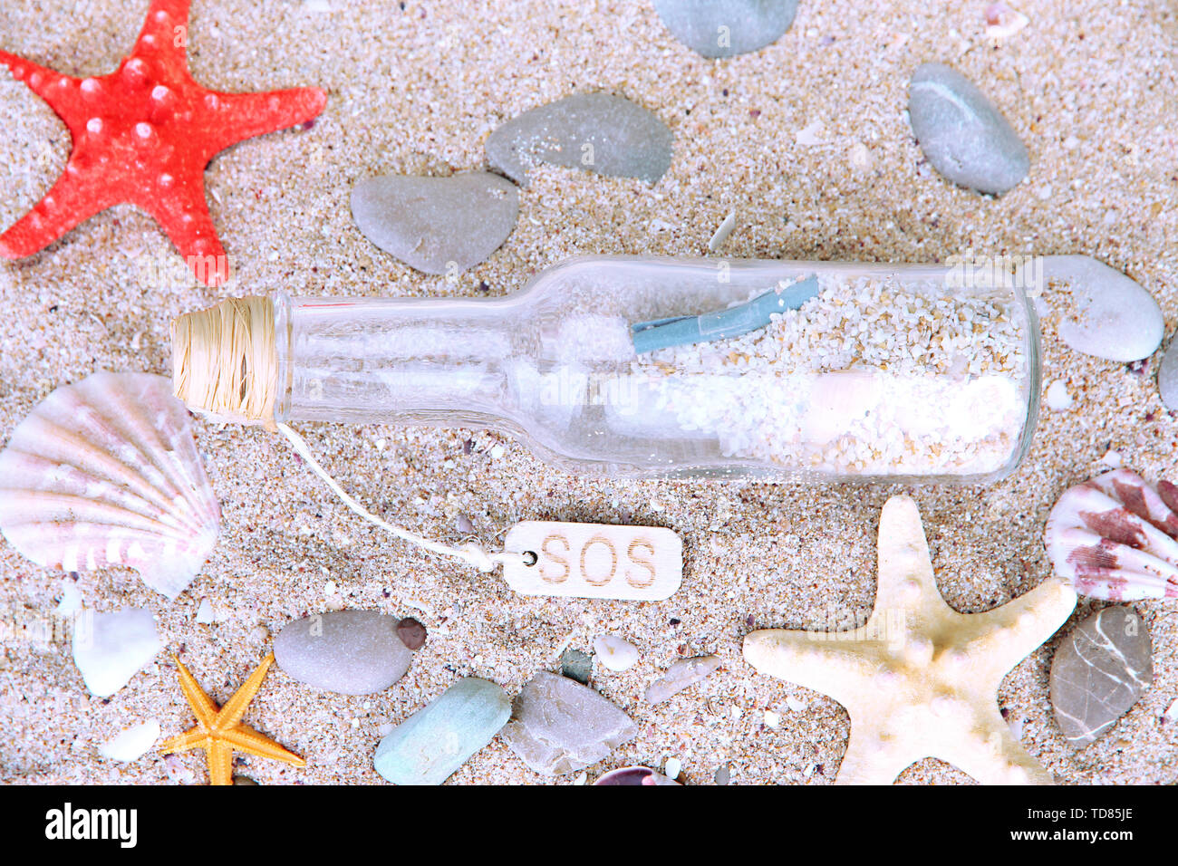 Bottle with note hi-res stock photography and images - Alamy