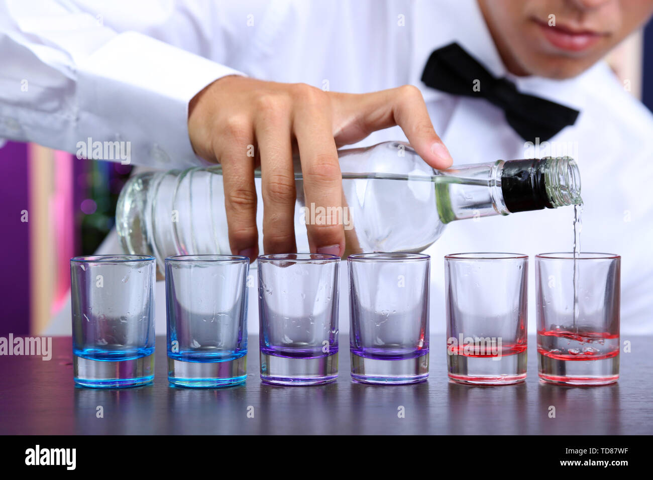 Pouring vodka hi-res stock photography and images - Alamy