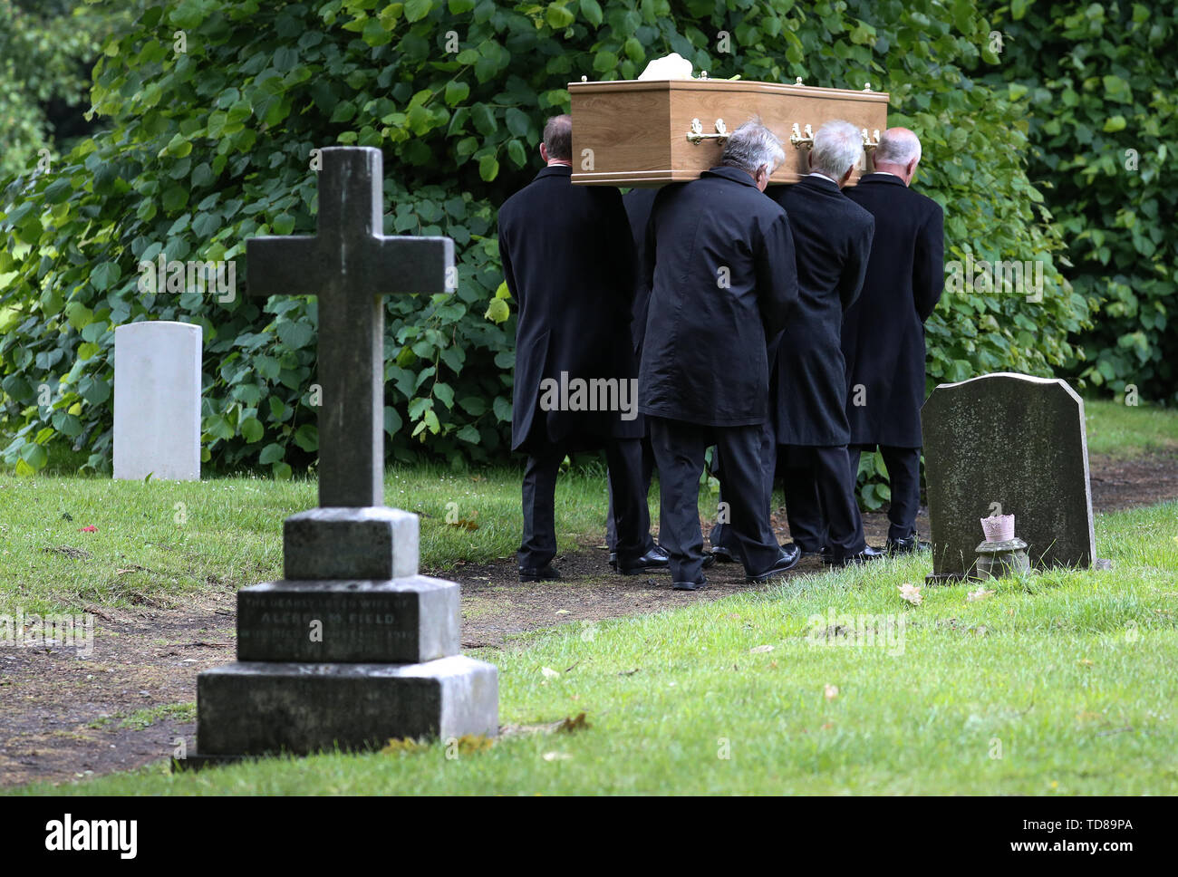 Pall bearers carry coffin funeral hi-res stock photography and images ...