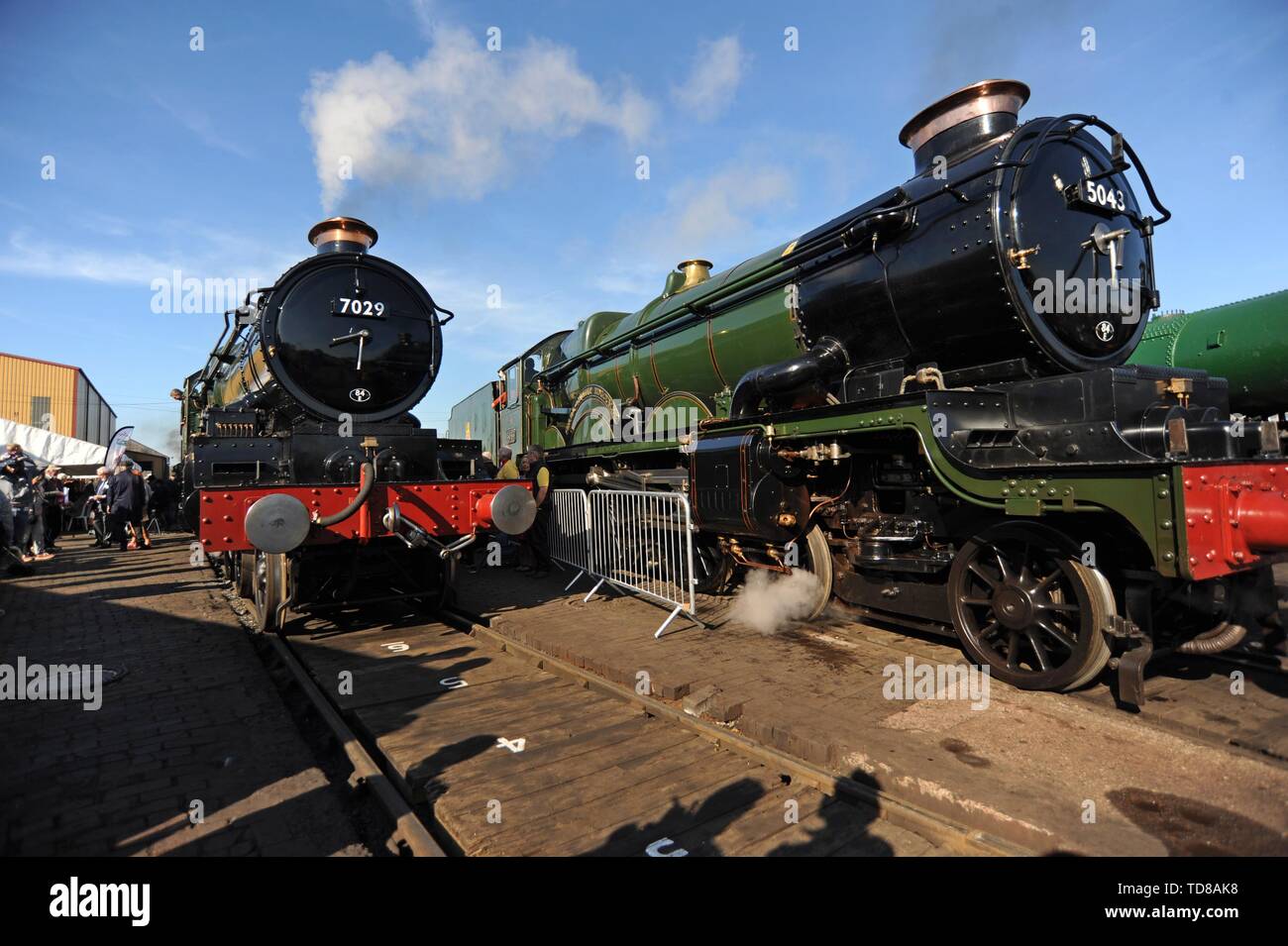 Castle class locomotives 5043 Earl of Mount Edgcumbe and 7029 Clun ...