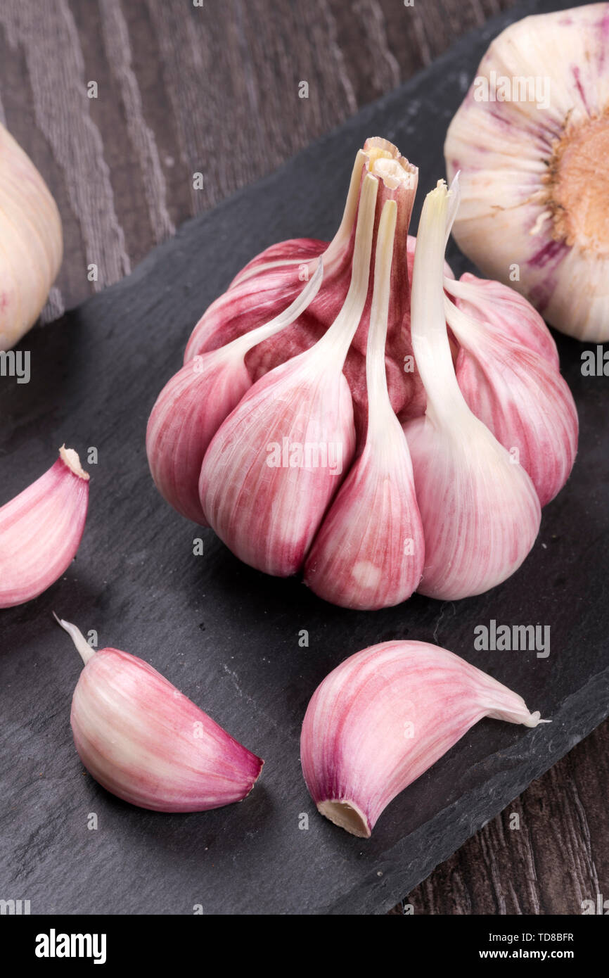 Four garlic cloves hi-res stock photography and images - Alamy