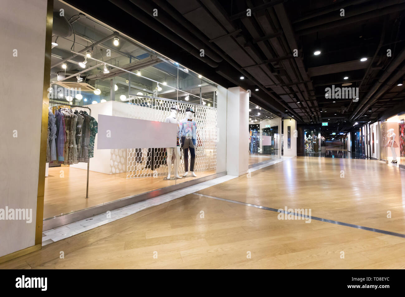Inside mall storefront windows hi-res stock photography and images - Alamy