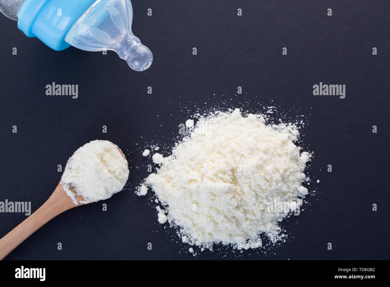 Baby milk powder, spoon and bottle Stock Photo - Alamy