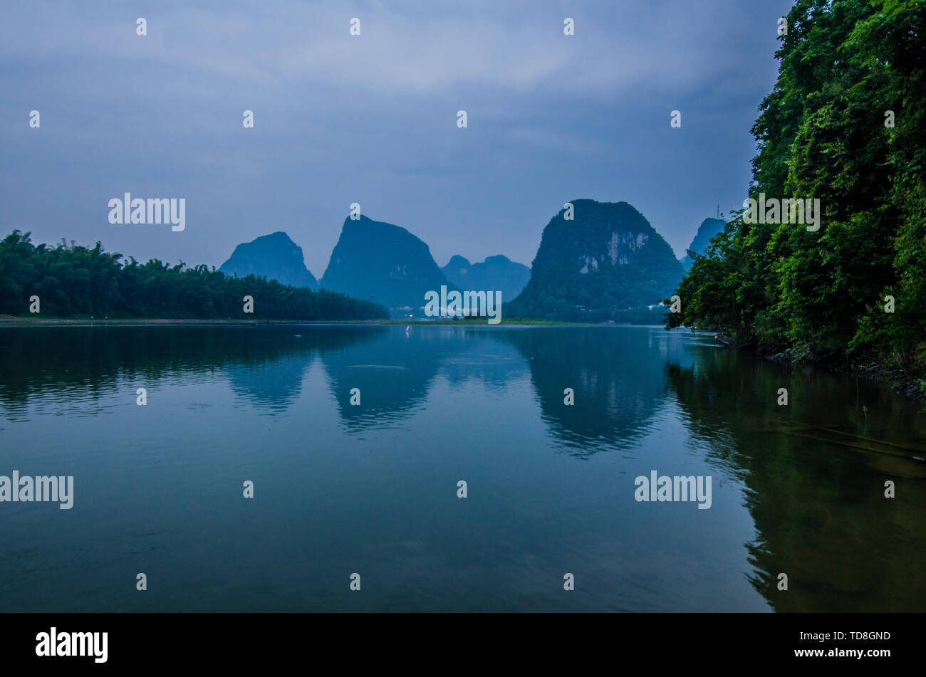 Smoke and rain Yangshuo - Guilin Stock Photo - Alamy