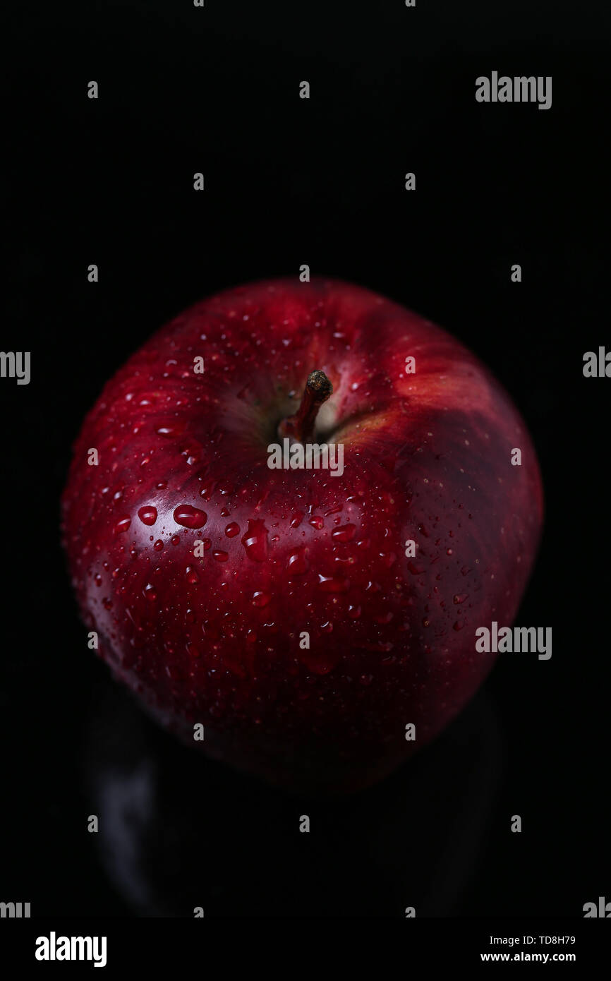 Apple and reflection on black background Stock Photo - Alamy