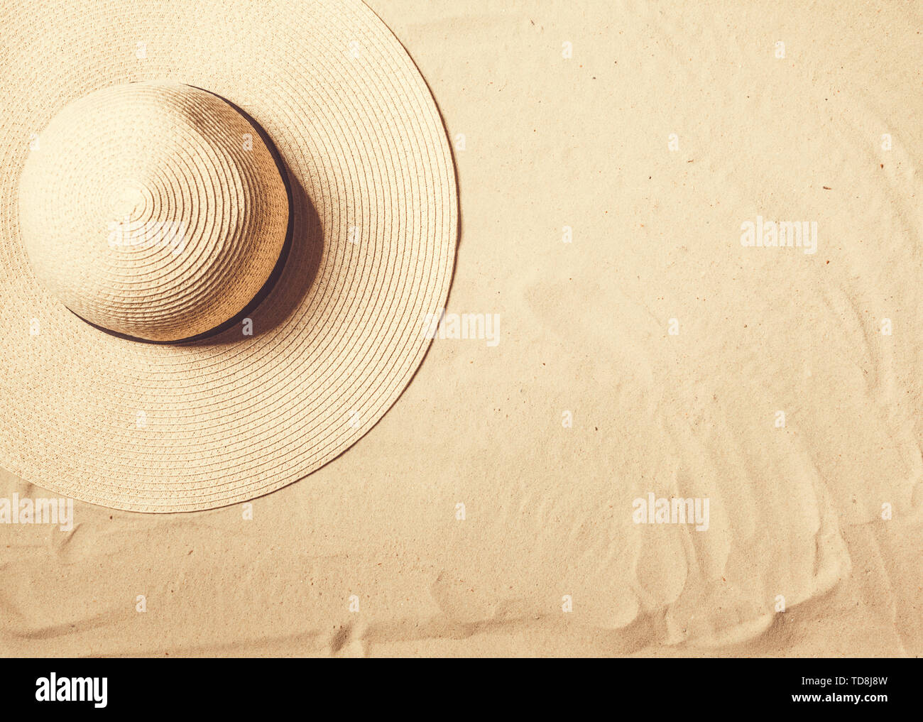 Summer hat put on the tropical sand beach Stock Photo - Alamy