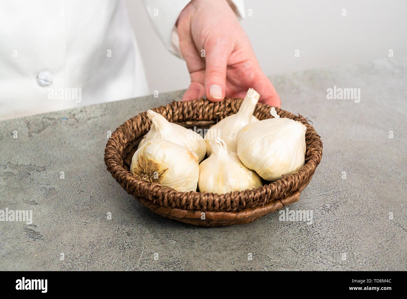 Organic garlic cloves in small basket Stock Photo - Alamy