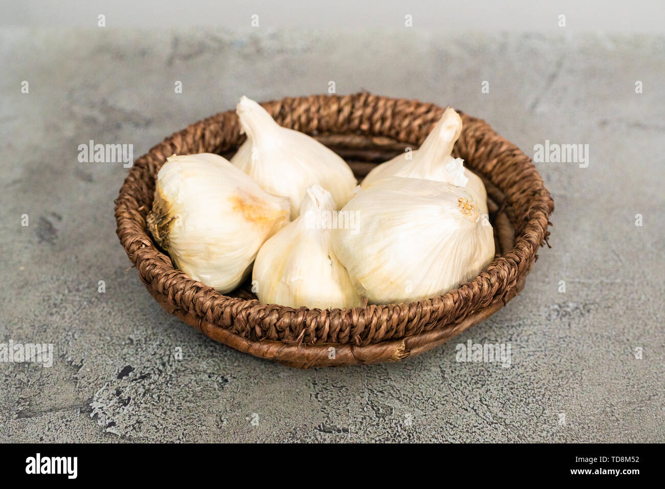 Organic garlic cloves in small basket Stock Photo - Alamy