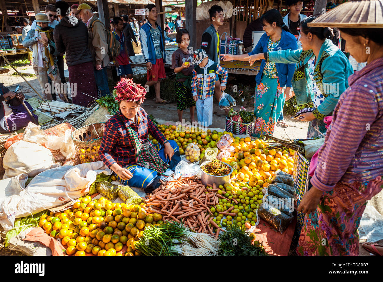Lake Inle Water Market, Myanmar Stock Photo - Alamy