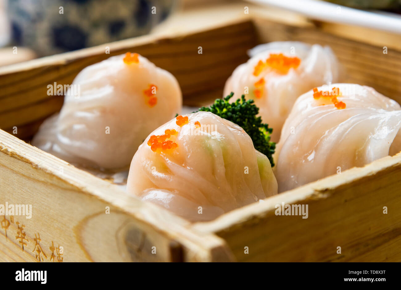 Steamer dim sum shrimp dumplings Stock Photo - Alamy