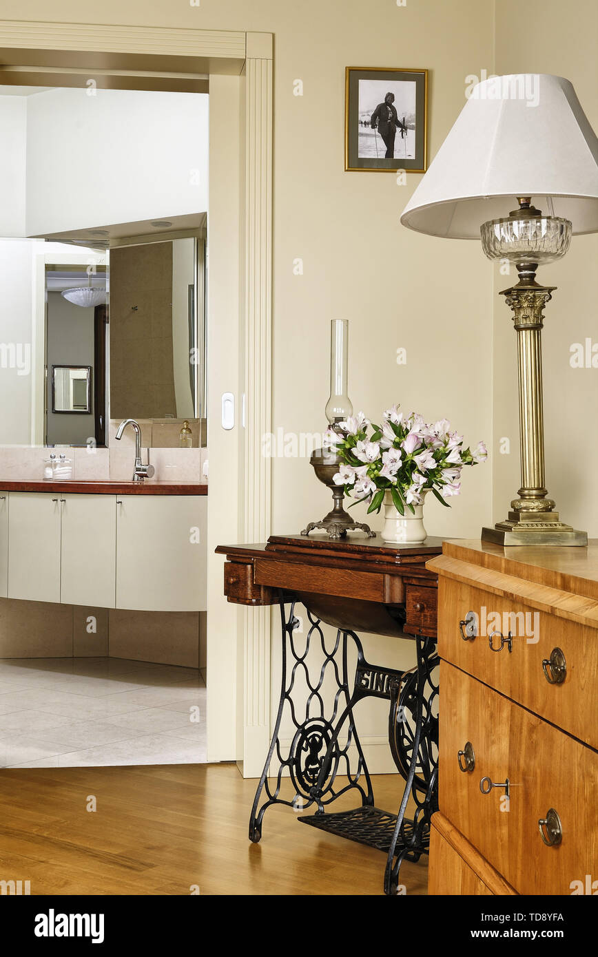 Old fashioned sewing machine hi-res stock photography and images - Alamy