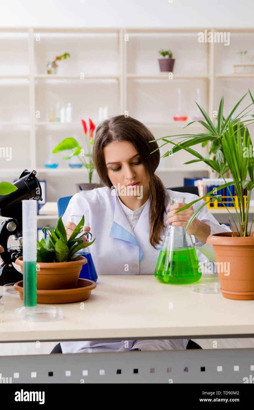 Girl mixing chemical lab hi-res stock photography and images - Alamy
