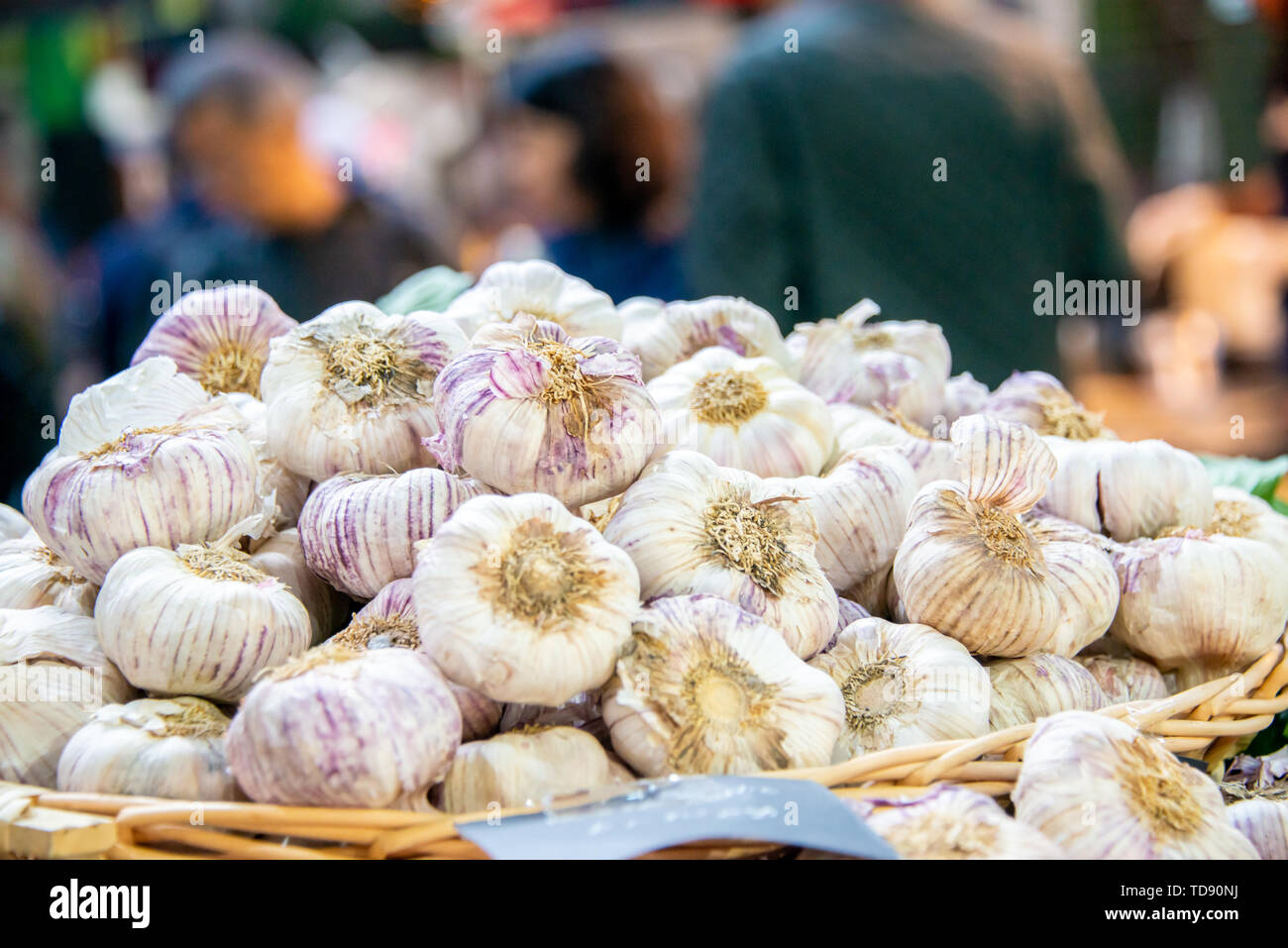 Garlic at the market display stall Stock Photo - Alamy