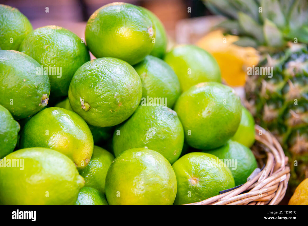 Citrus fruits at the market display stall Stock Photo - Alamy