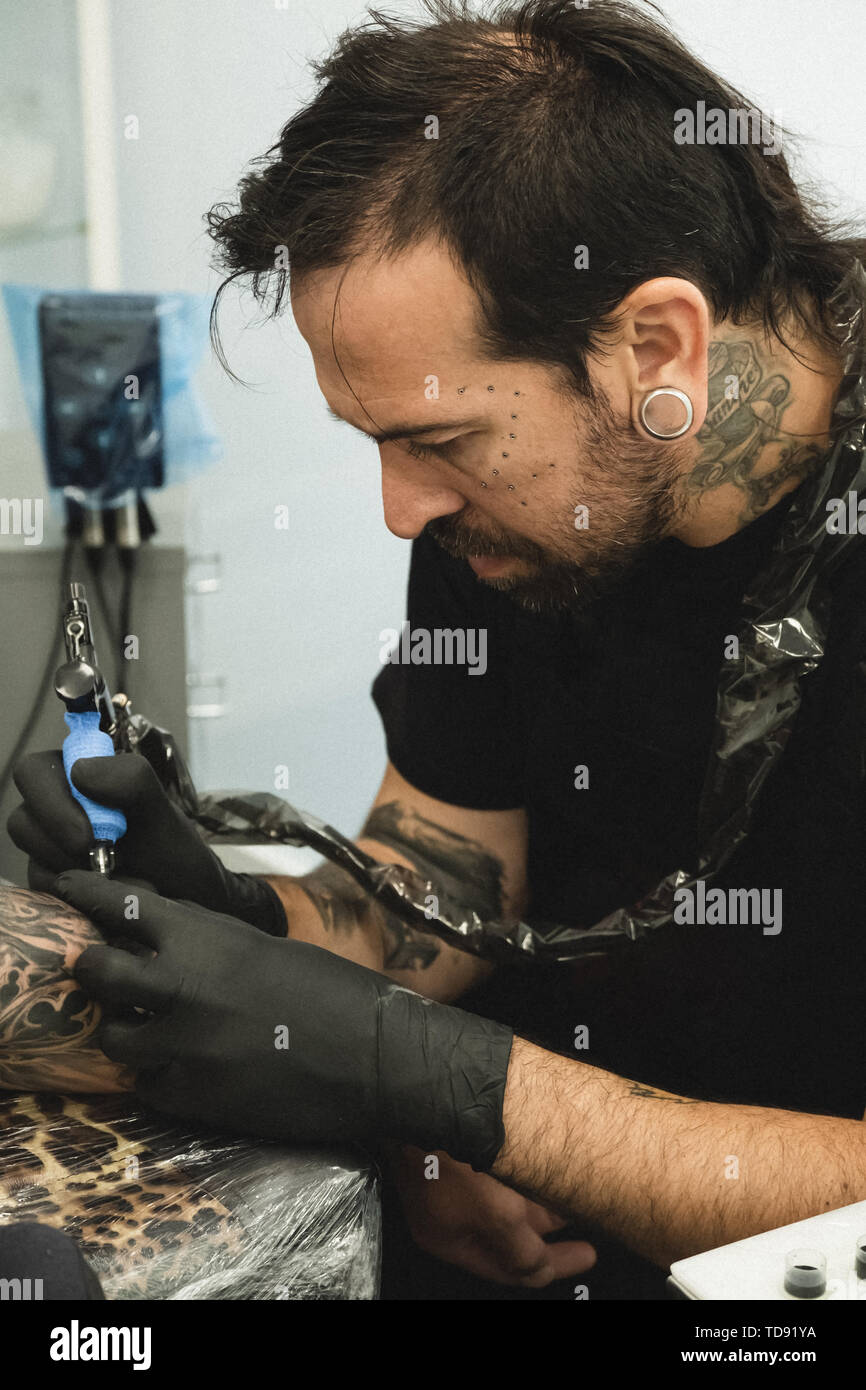 Tattoo artist making hi-res stock photography and images - Alamy
