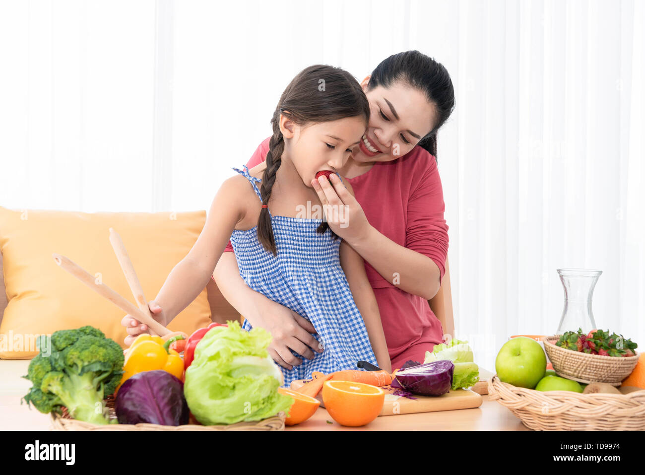 Mum cooking hi-res stock photography and images - Alamy