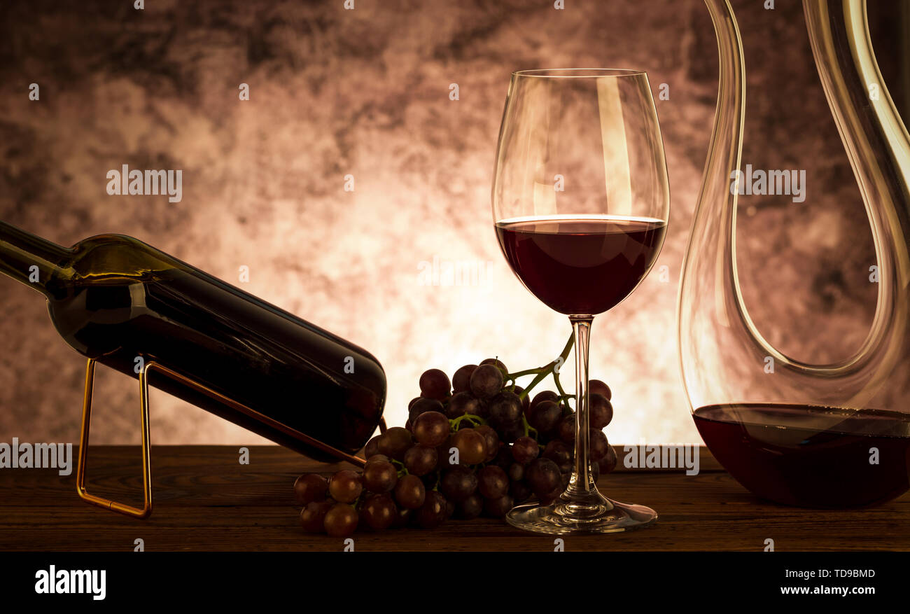 Delicious red wine and fresh grapes Stock Photo - Alamy