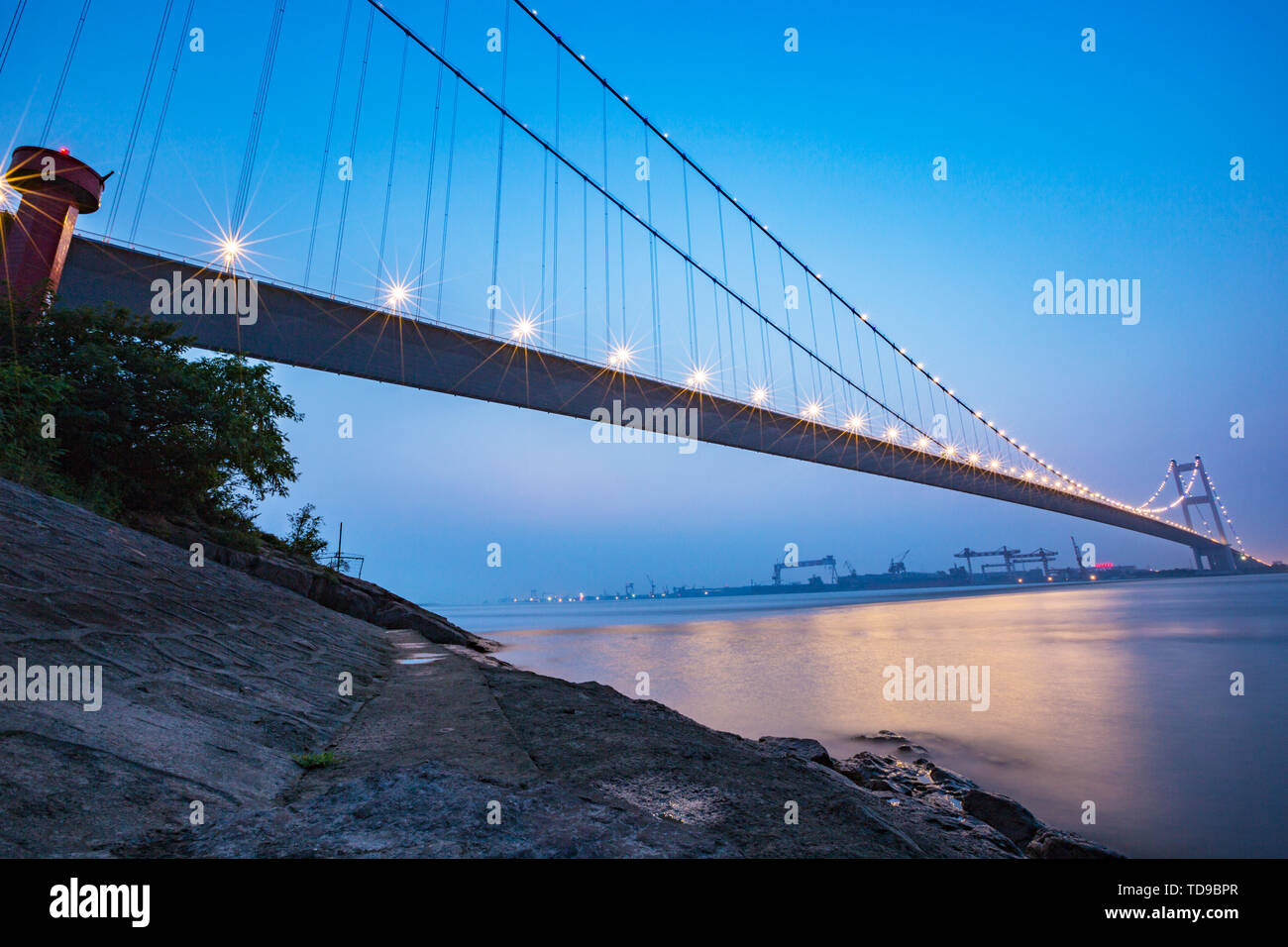 Jiangsu jiangyin yangtze river bridge Stock Photo - Alamy