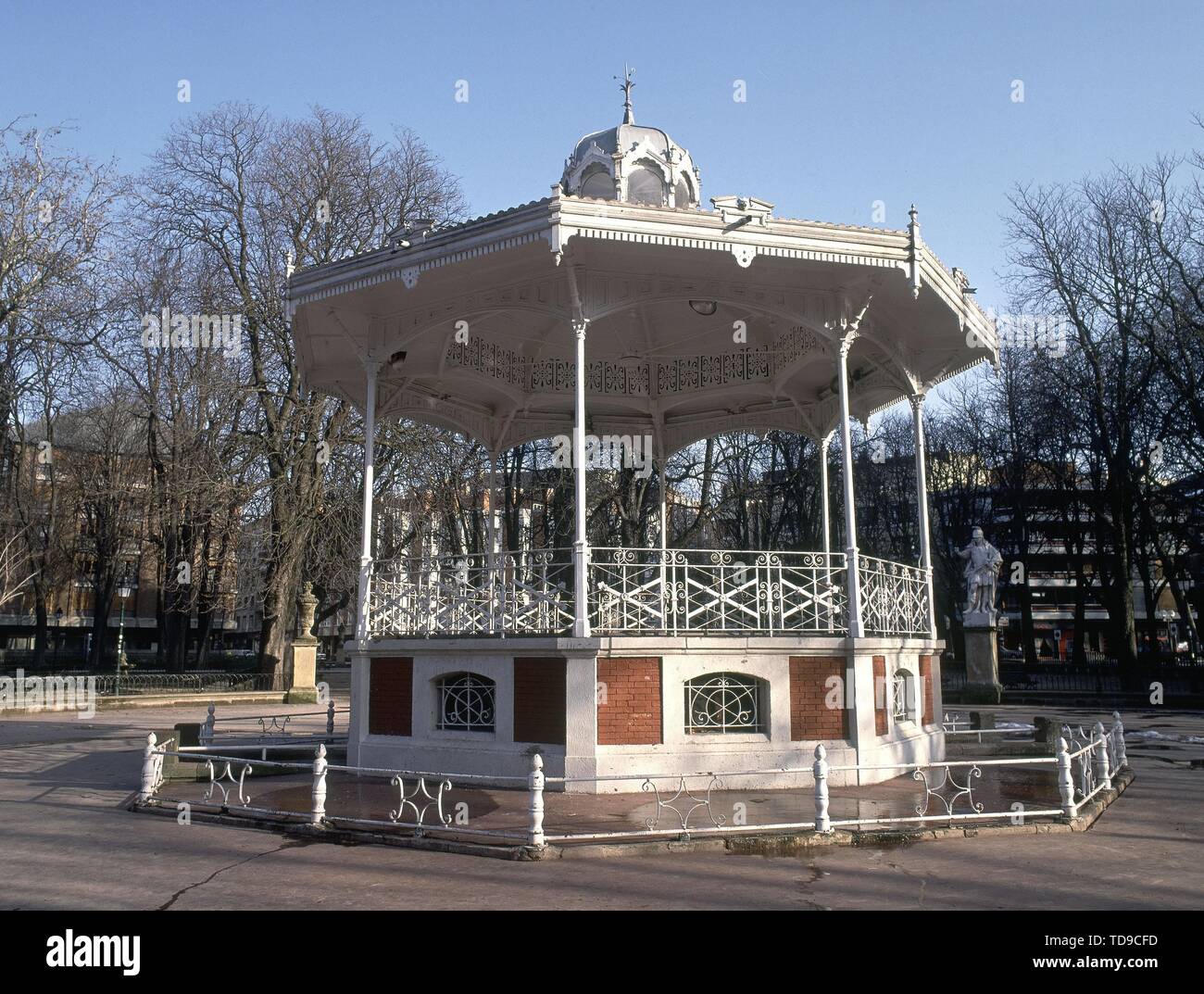 Octagonal kiosk hi-res stock photography and images - Alamy