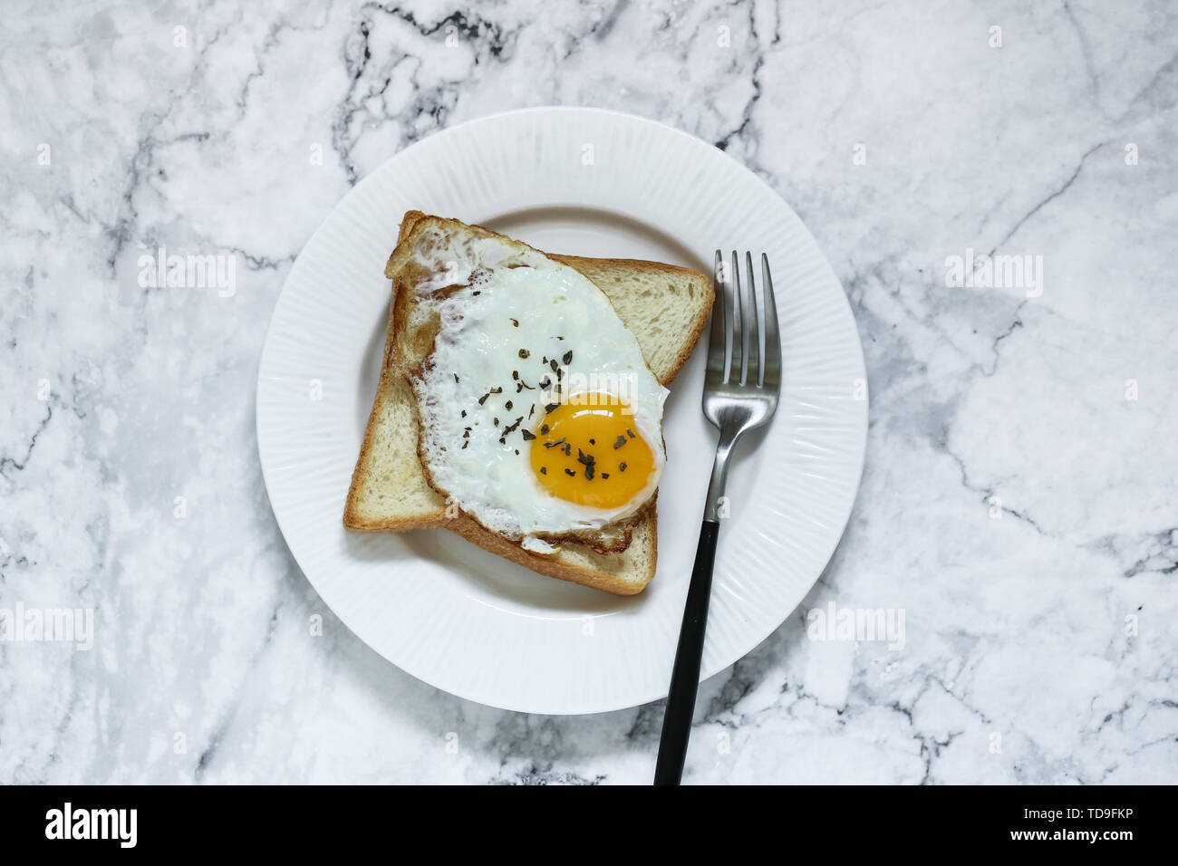 Spitting, fried eggs, breakfast Stock Photo - Alamy