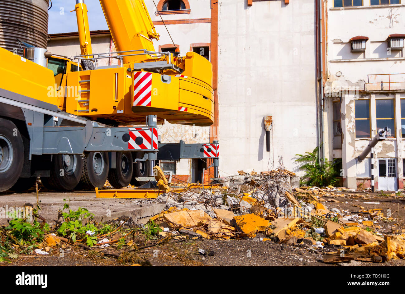 Extended side hydraulic outrigger to increase crane stability until is ...