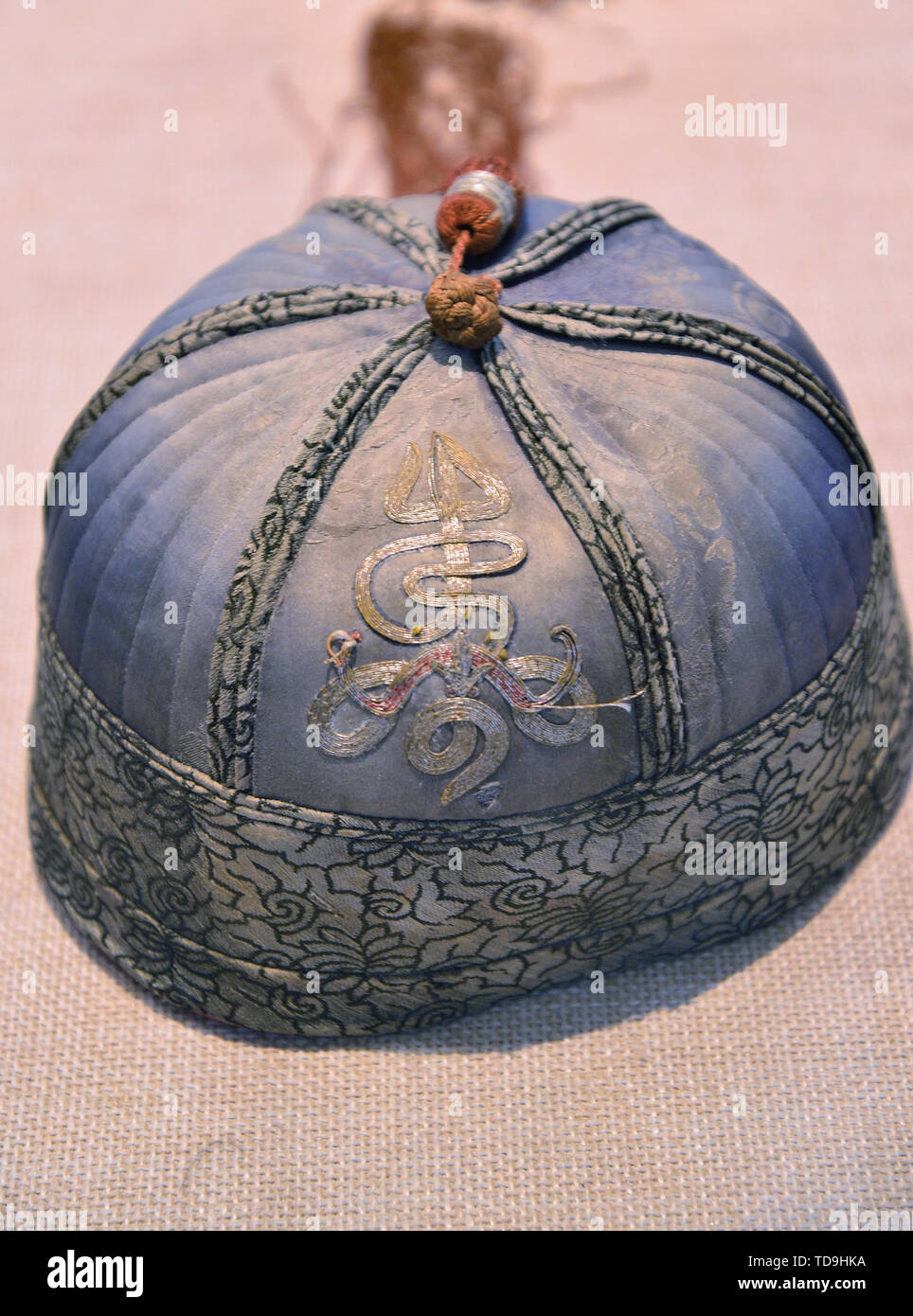 Ancient chinese hats hi-res stock photography and images - Alamy