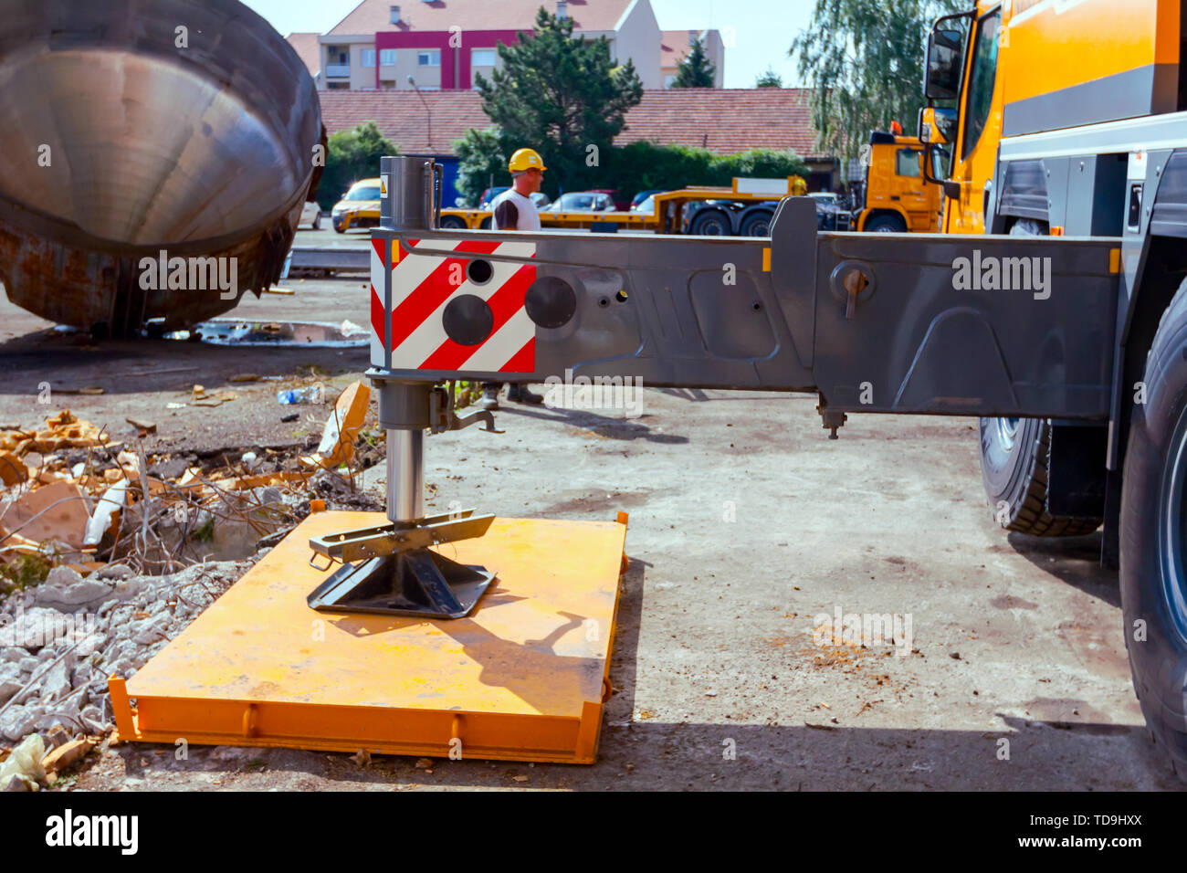 Crane outrigger hi-res stock photography and images - Alamy