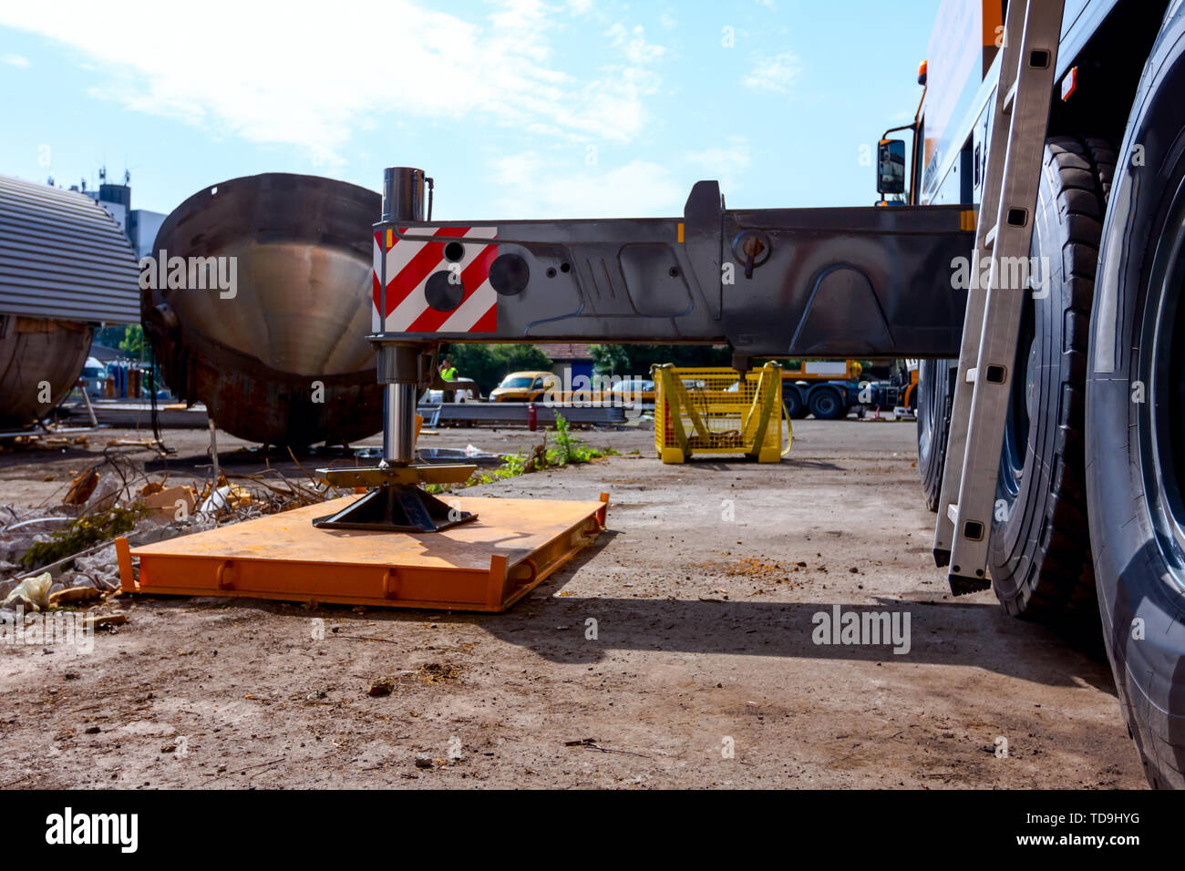 Crane outrigger hi-res stock photography and images - Alamy