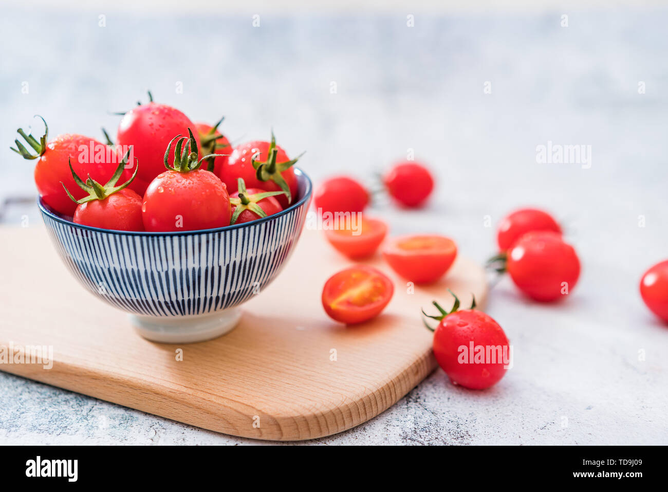 A bowl of fresh little tomatoes Stock Photo - Alamy