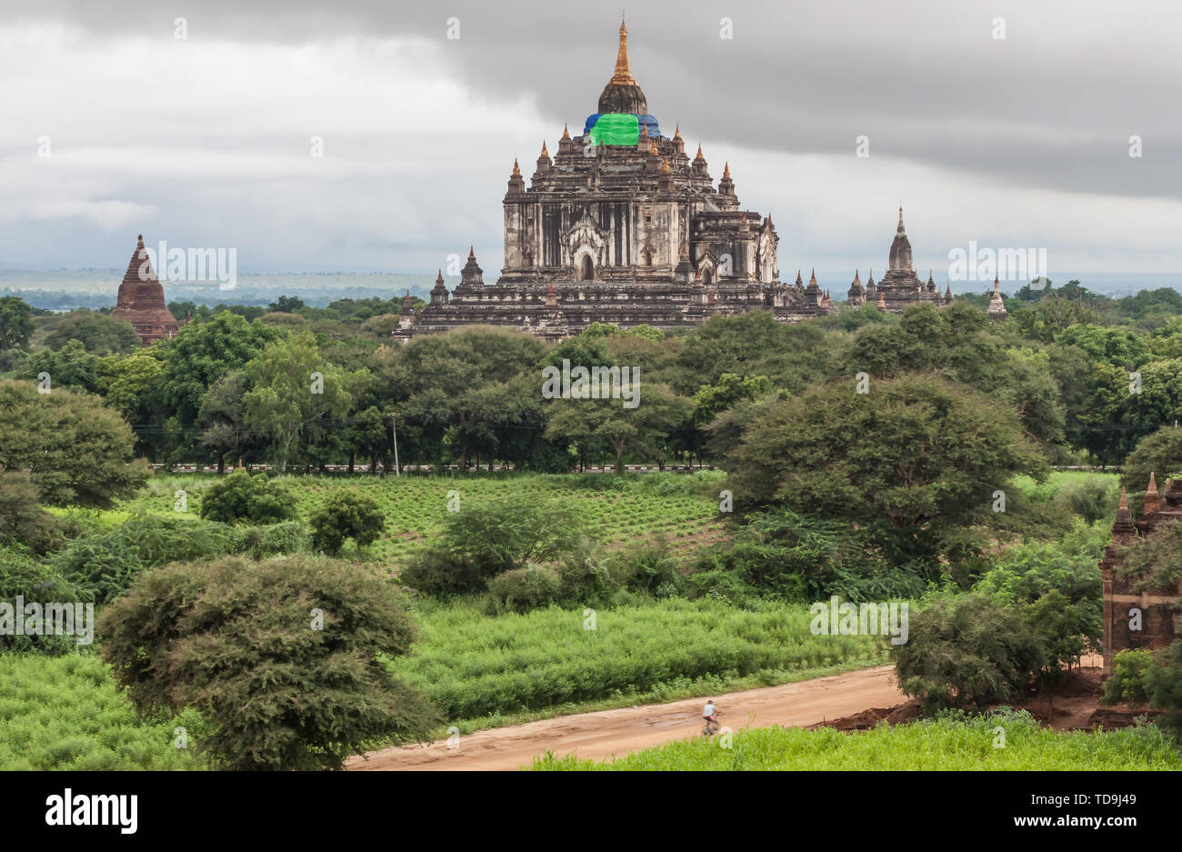 Burmese culture and buildings hi-res stock photography and images - Alamy