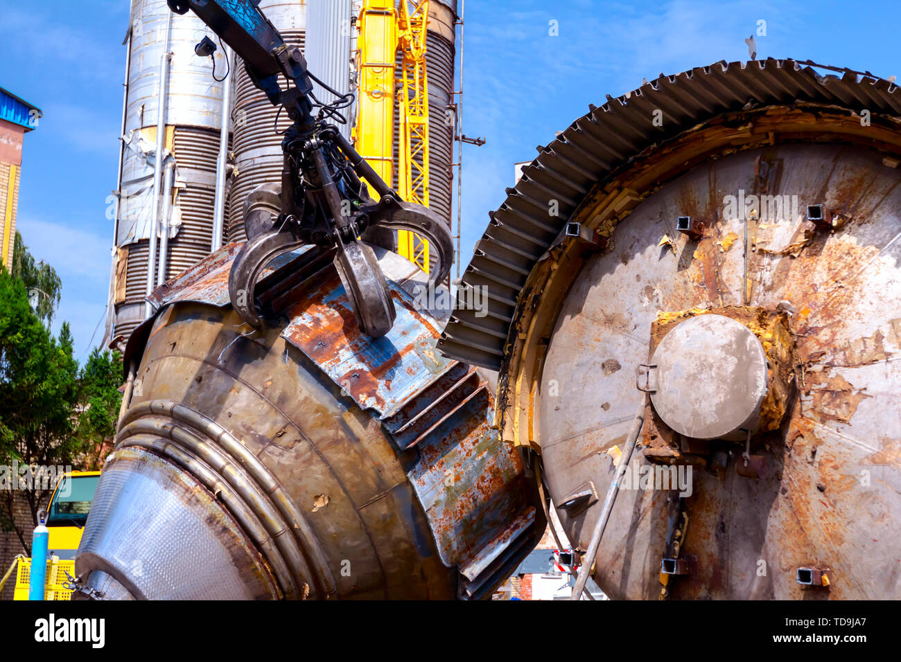 View on machine, loader manipulator with hydraulic grappling claw until ...