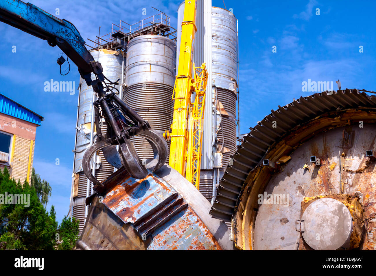 Grab machine moving scrap metal hi-res stock photography and images - Alamy