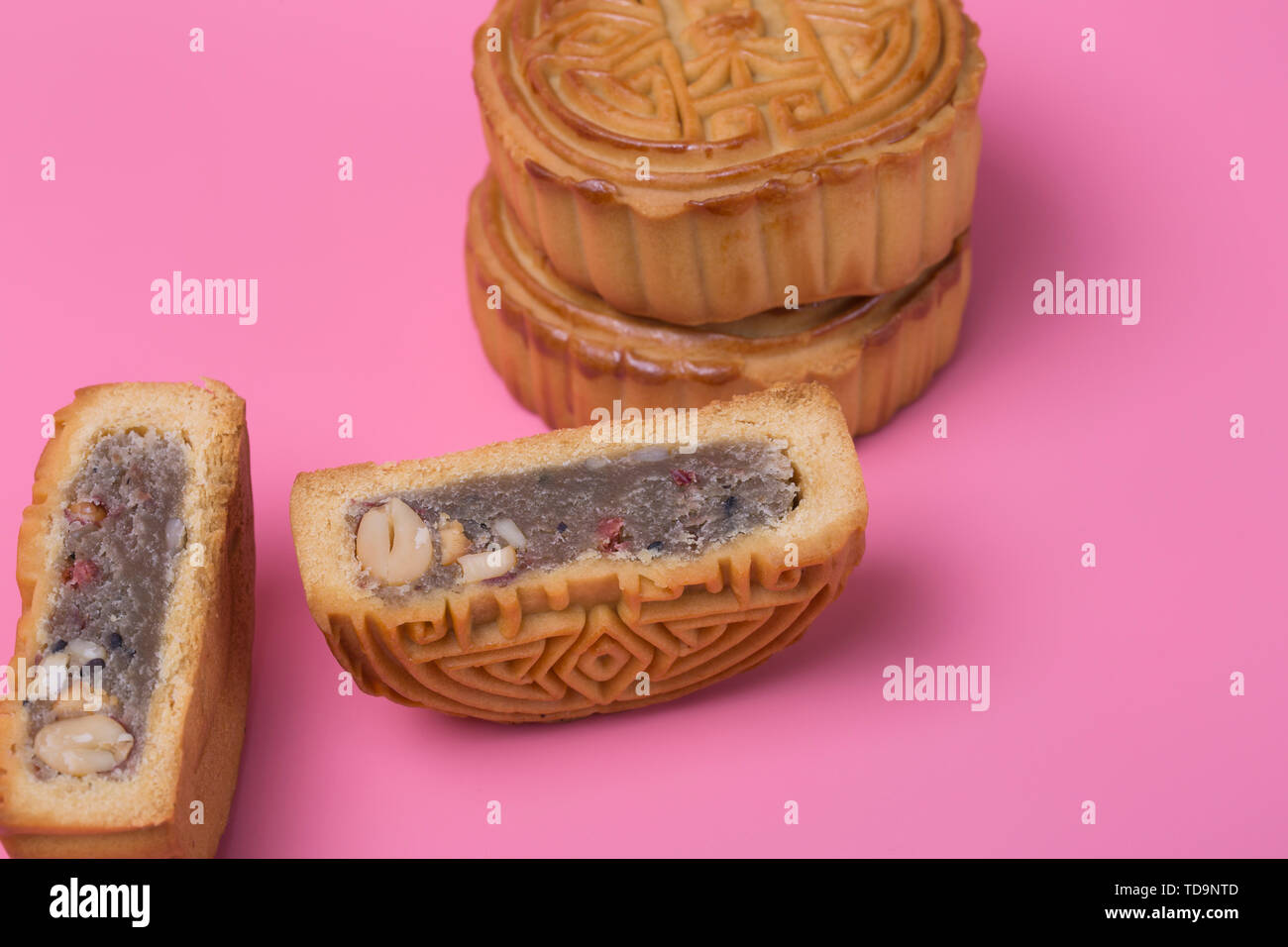 Moon cakes on pink background Stock Photo - Alamy