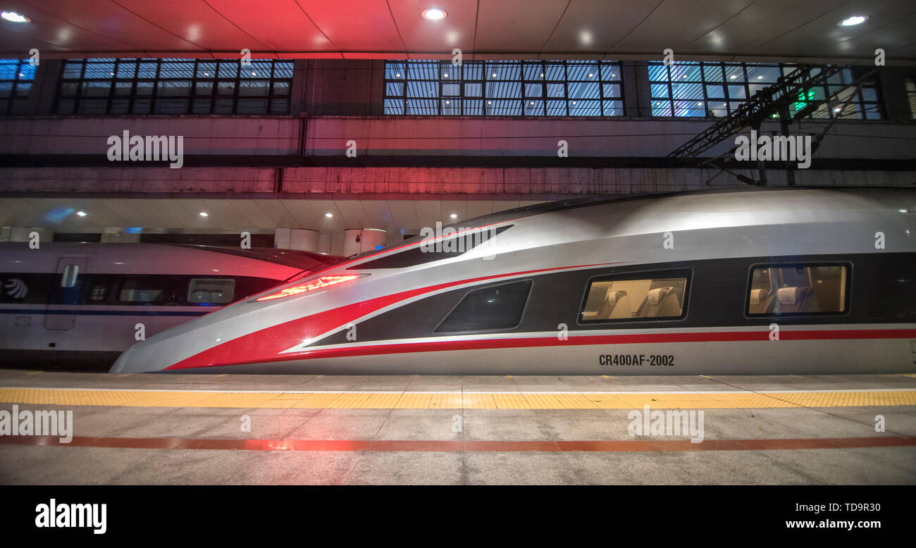 The Fuxing CR400AF high-speed EMU train, independently designed and ...