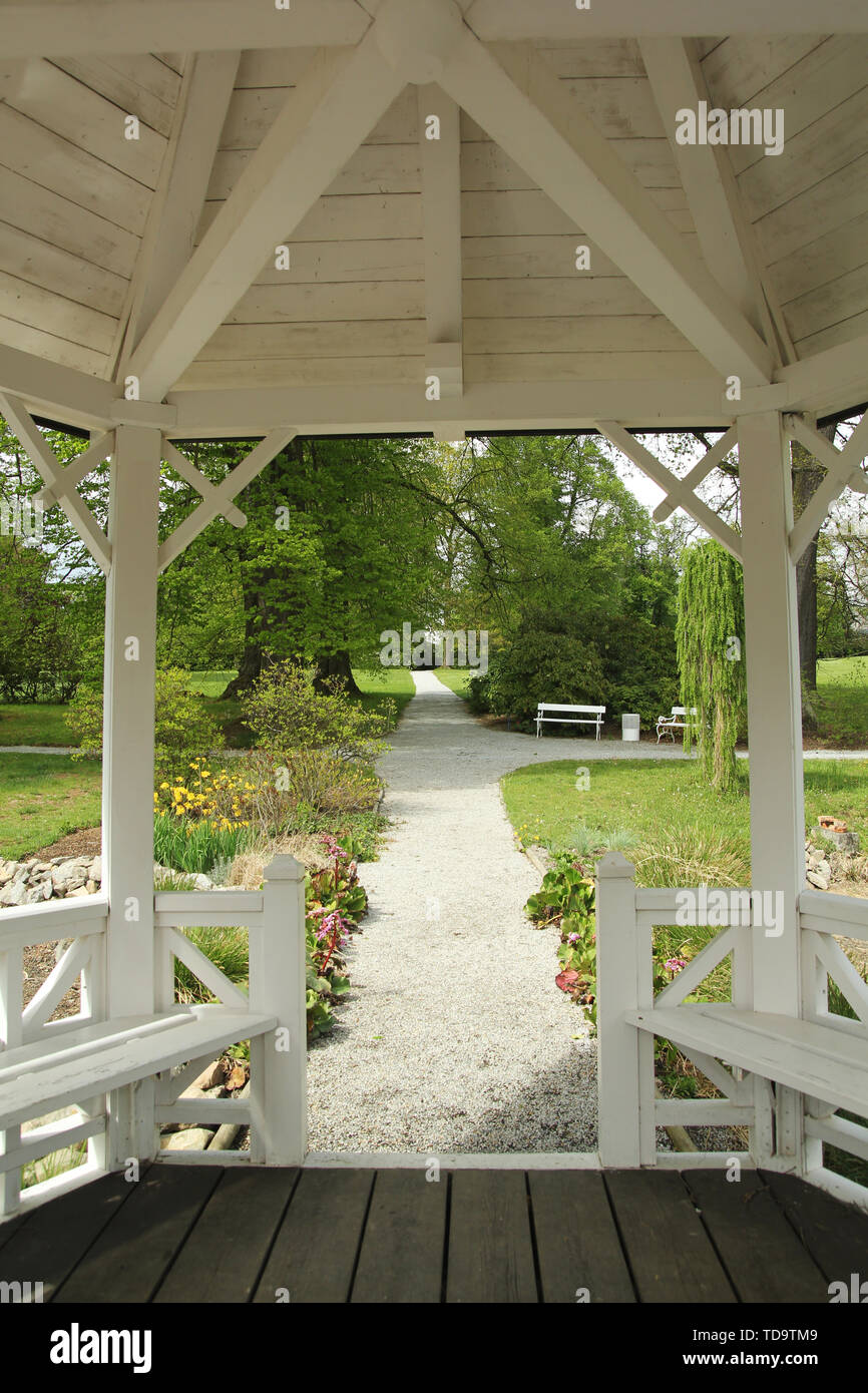 Gazebo and garden hi-res stock photography and images - Alamy